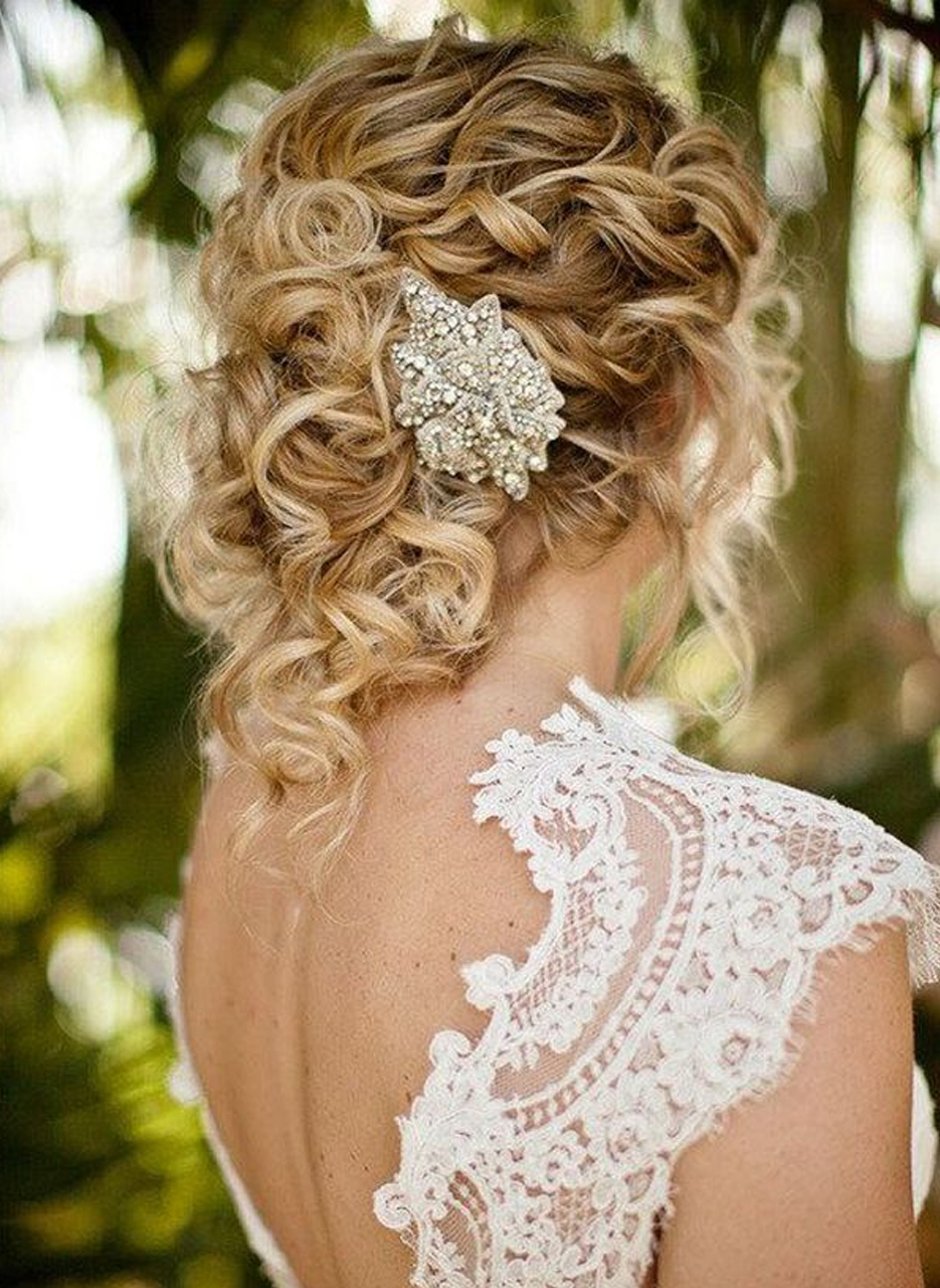 Coiffure mariage cheveux bouclés : Conseils, idées, et inspirations ...